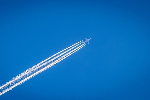 Czym jest biała smuga, którą zostawia za sobą samolot? Naukowiec ...