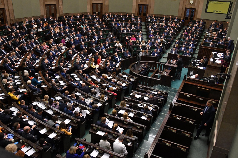 Najnowszy sondaż: PiS prowadzi. Tylko cztery formacje w Sejmie